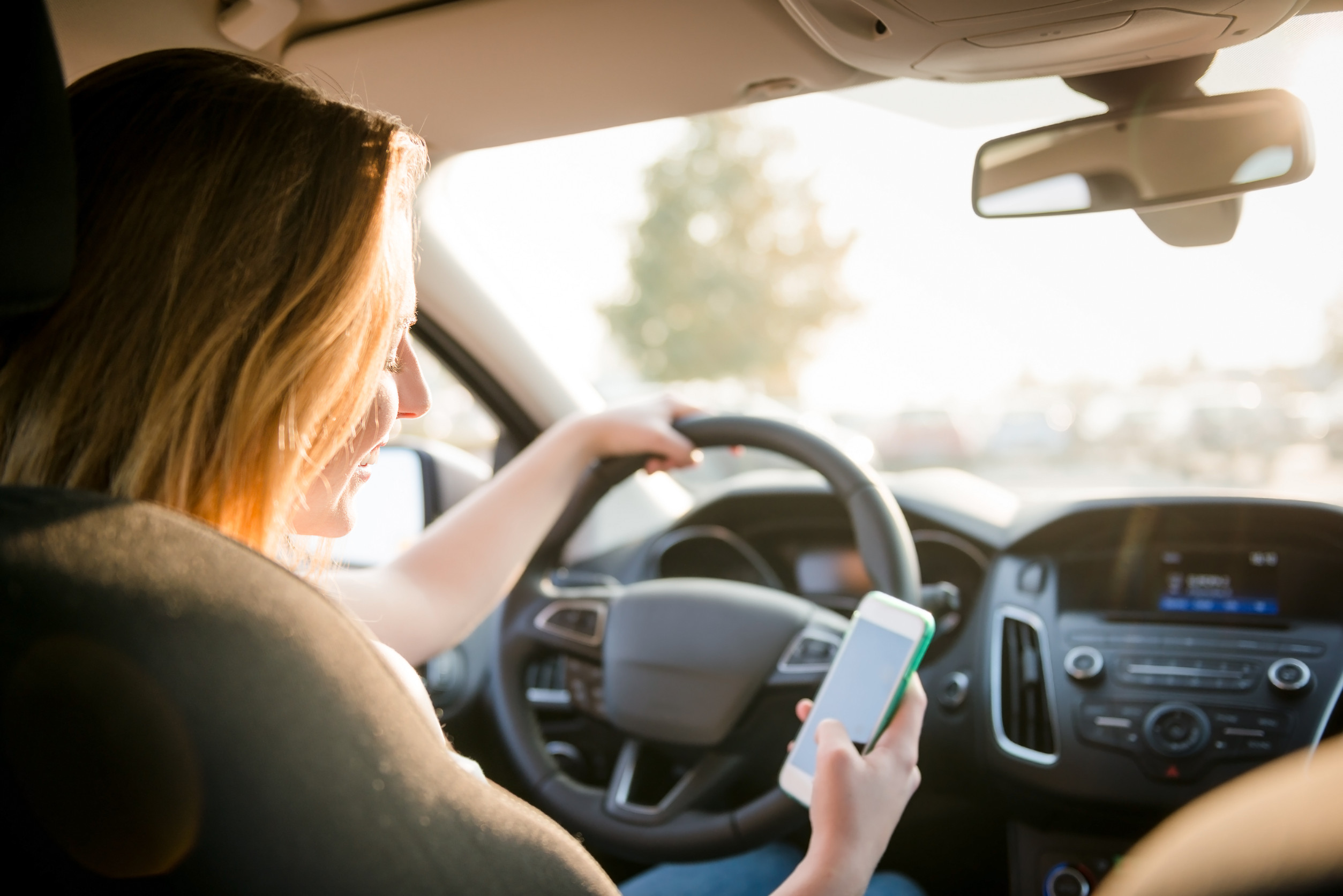 5 Ways to Avoid Distracted Driving - ER Injury Attorneys